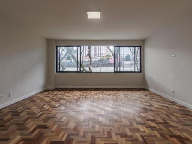 Apartamento reformado em um predinho com muita personalidade no Água Verde