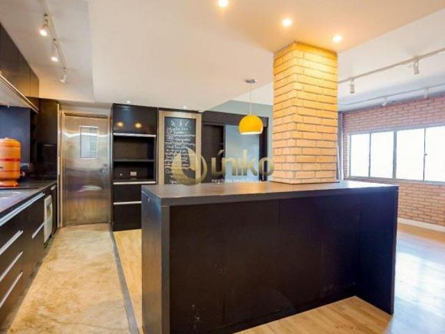 Apartamento reformado, ensolarado e vista livre