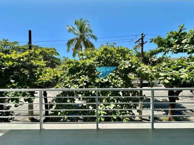 Apartamento reformado frente mar à venda na praia das Pitangueiras no Guarujá I Omega Imoveis