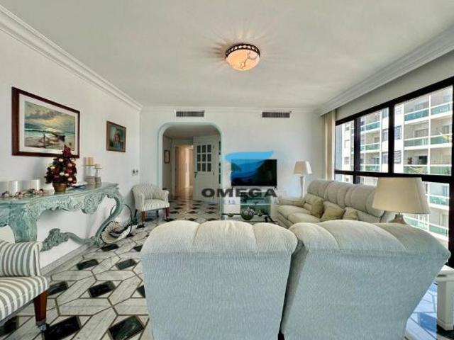 Apartamento reformado frente mar à venda na praia das Pitangueiras no Guarujá I Omega Imoveis