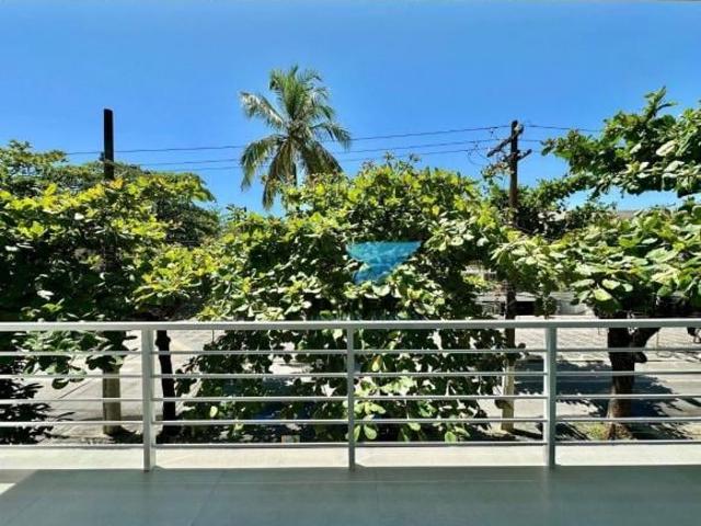 Apartamento reformado frente mar à venda na praia das Pitangueiras no Guarujá I Omega Imoveis