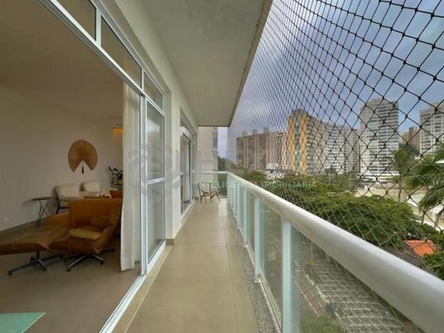 Apartamento reformado frente mar com varanda vista mar e vaga privativa, na Praia das Pitangueiras à