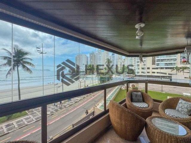 Apartamento reformado frente mar com varanda vista mar e lazer na Praia das Astu