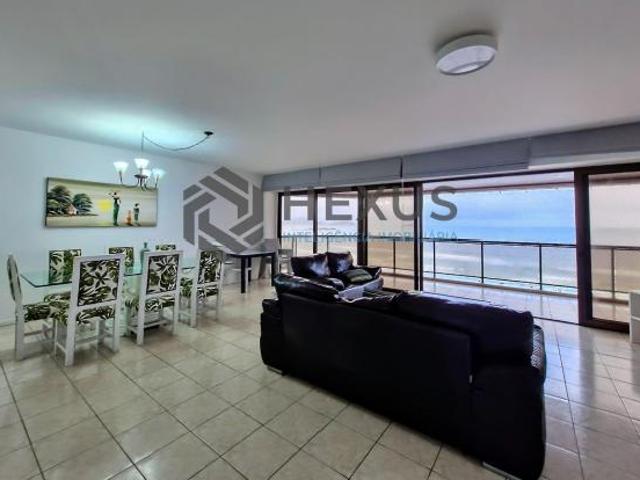 Apartamento reformado frente mar com varanda vista mar e lazer na Praia das Astu