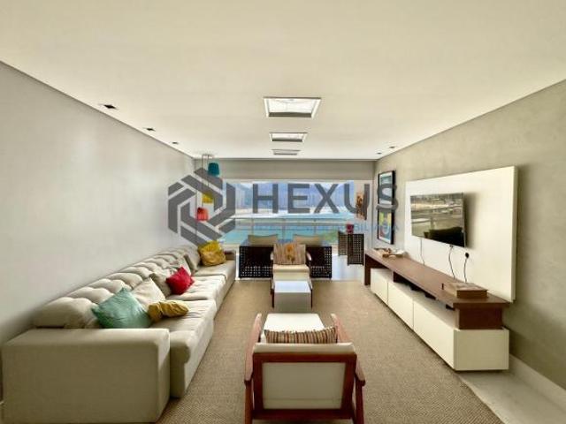 Apartamento reformado frente mar com varanda vista mar na Praia das Astúrias, Gu
