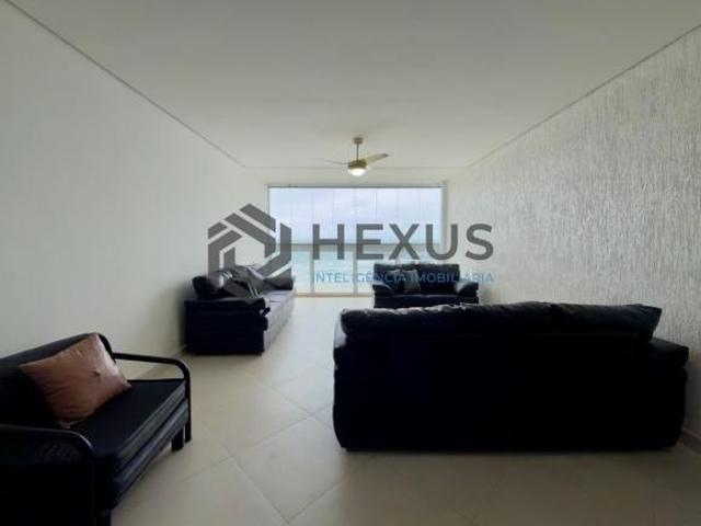 Apartamento reformado frente mar com varanda vista mar na região do Centro nas P
