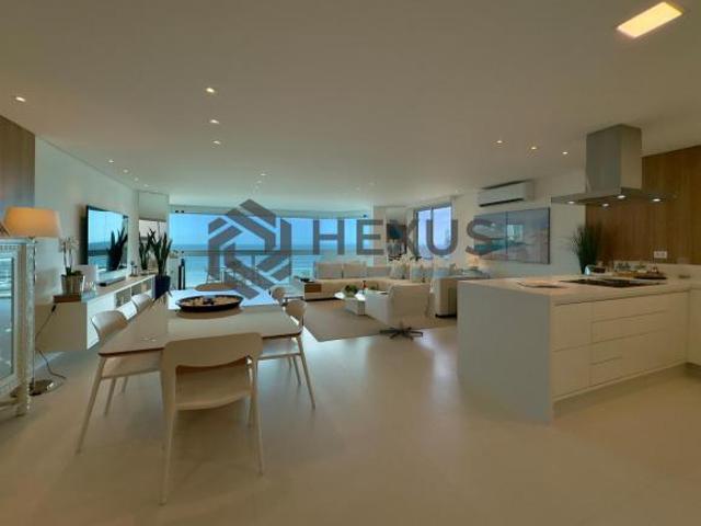 Apartamento reformado frente mar com varanda e lazer na Praia das Asturias, Guar