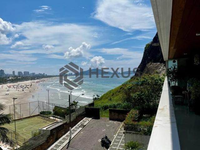 Apartamento reformado frente mar com varanda e lazer na Praia das Pitangueiras