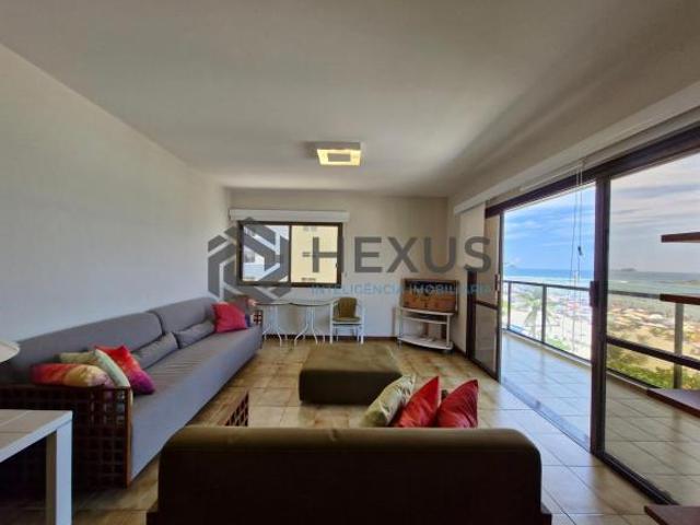 Apartamento reformado frente mar com varanda e lazer na Praia das Pitangueiras