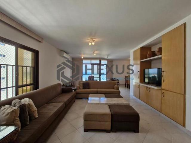 Apartamento reformado frente mar com varanda e lazer na Praia das Pitangueiras