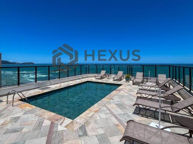Apartamento reformado frente mar com varanda e lazer na Praia das Pitangueiras
