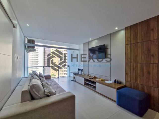 Apartamento reformado frente mar com varanda e lazer nas Pitangueiras, Guarujá
