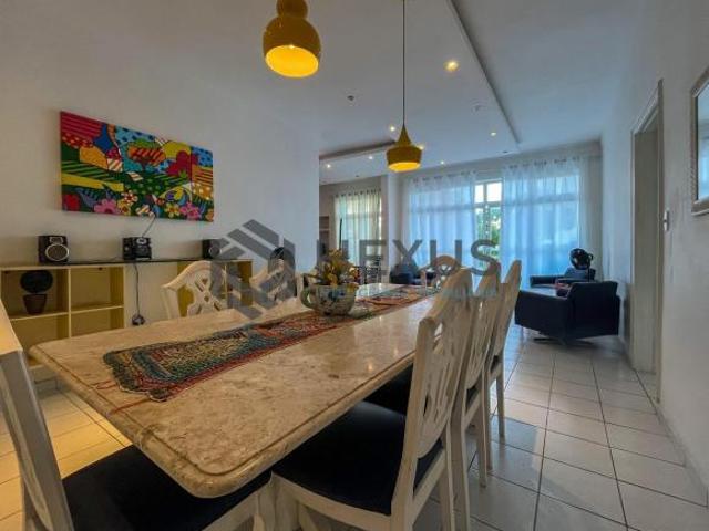 Apartamento reformado frente mar com varanda e vista mar na Praia das Pitangueir