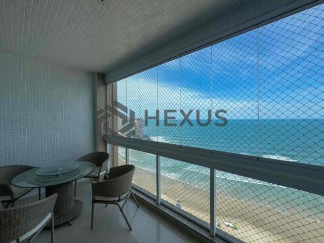 Apartamento reformado frente mar com varanda e vista oceânica na Praia das Pitan