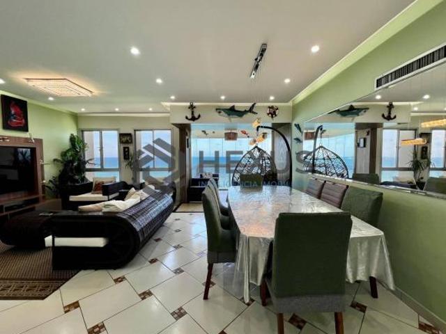 Apartamento reformado frente mar com varanda gourmet na Praia das Pitangueiras