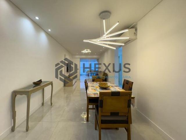Apartamento reformado frente mar com varanda gourmet e lazer na Praia das Asturi