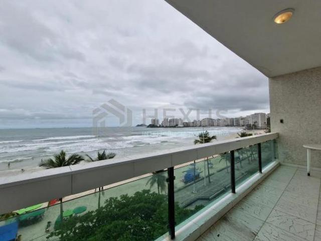 Apartamento reformado frente mar com varanda na Praia das Pitangueiras, Guaruja