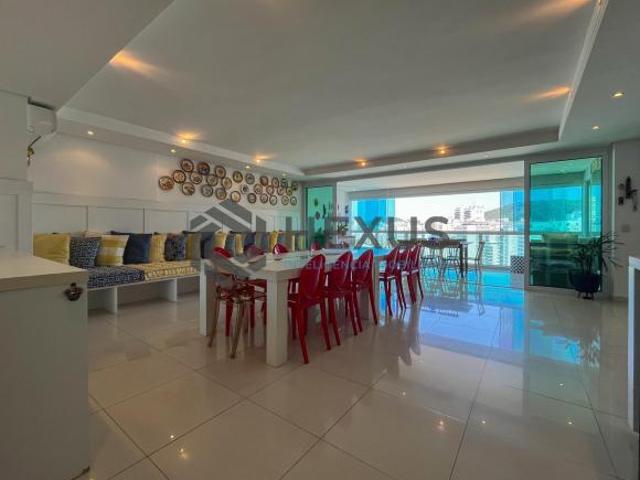 Apartamento reformado frente mar com varanda na Praia das Pitangueiras, Guaruja