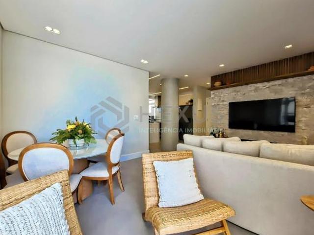 Apartamento reformado frente mar com varanda na Praia das Pitangueiras, Guaruja