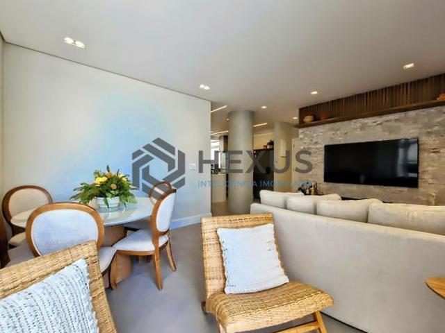 Apartamento reformado frente mar com varanda na Praia das Pitangueiras, Guaruja