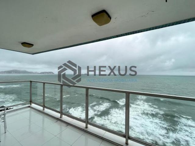 Apartamento reformado frente mar com varanda na Praia das Pitangueiras, Guaruja