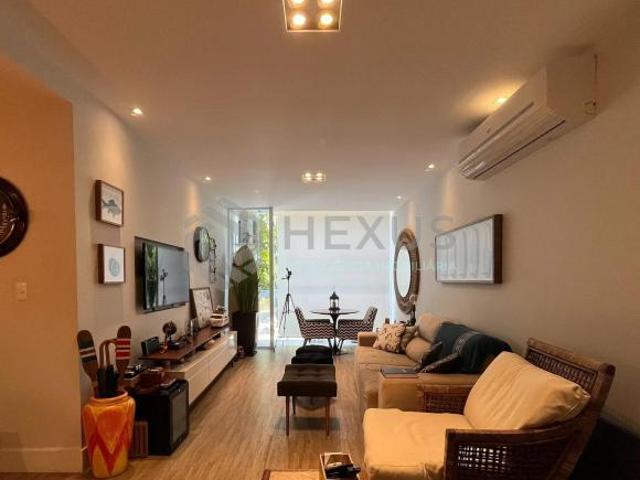 Apartamento reformado frente mar com varanda na Praia das Pitangueiras, Guaruja