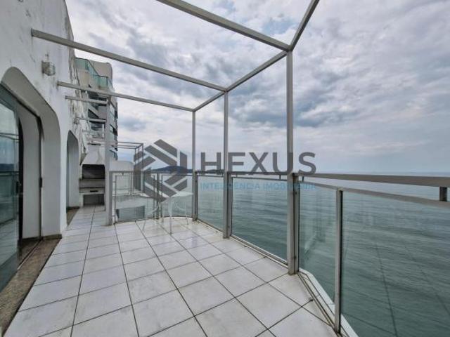 Apartamento reformado frente mar com varanda na Praia das Pitangueiras, Guaruja