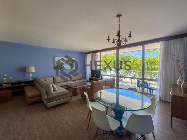 Apartamento reformado frente mar com varanda na Praia das Pitangueiras, Guaruja