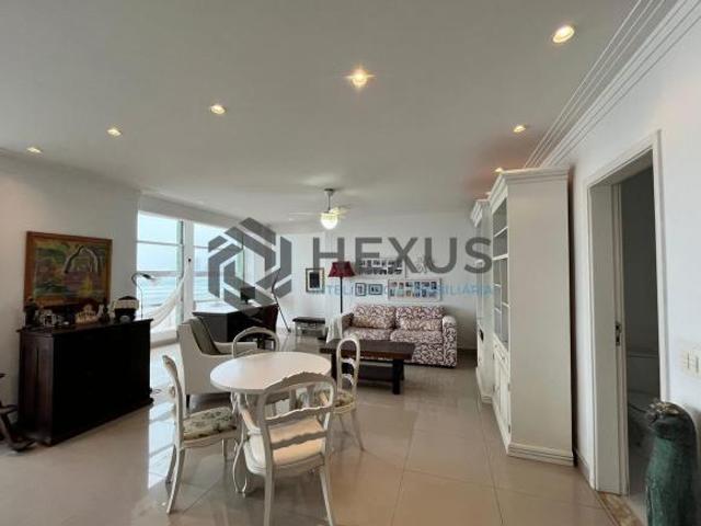 Apartamento reformado frente mar com varanda na Praia das Pitangueiras, Guaruja