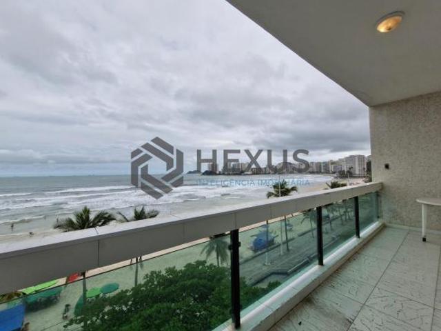 Apartamento reformado frente mar com varanda na Praia das Pitangueiras, Guaruja