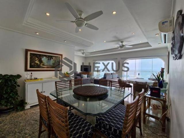 Apartamento reformado frente mar com varanda na Praia das Pitangueiras, Guaruja