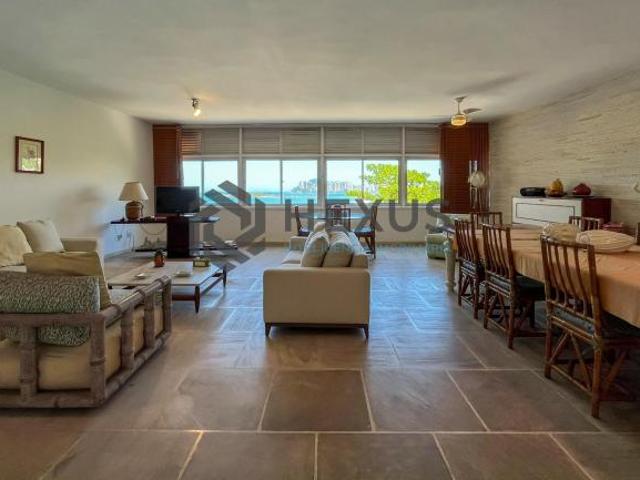 Apartamento reformado frente mar na Praia das Pitangueiras, Guaruja