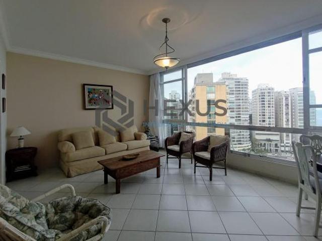 Apartamento reformado frente mar na Praia das Pitangueiras, Guaruja
