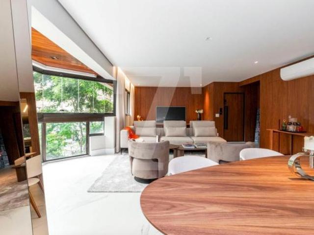 Apartamento reformado localizado no bairro Vila Nova Conceição 158 m² 3 dormitórios