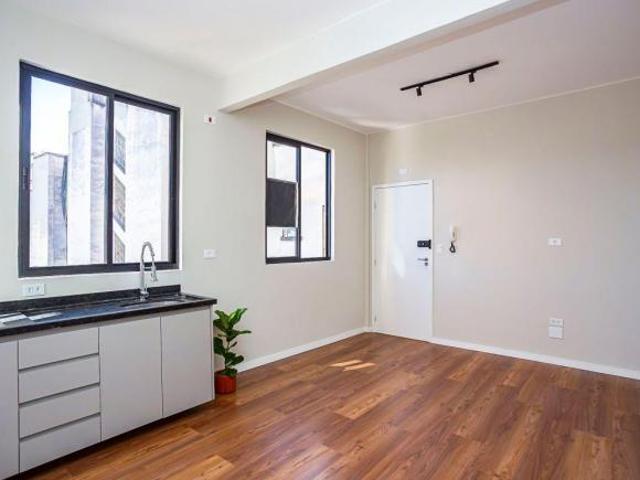 Apartamento reformado no coração de Curitiba | 31m²