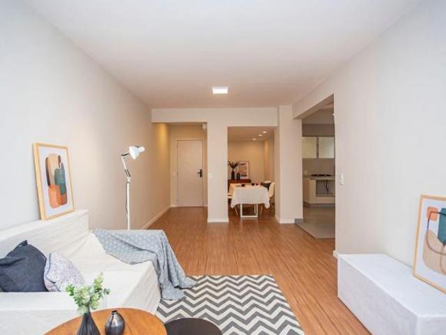 Apartamento Reformado no Batel, 03 quartos com suíte, 102m