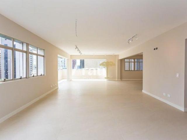 Apartamento Reformado no Batel