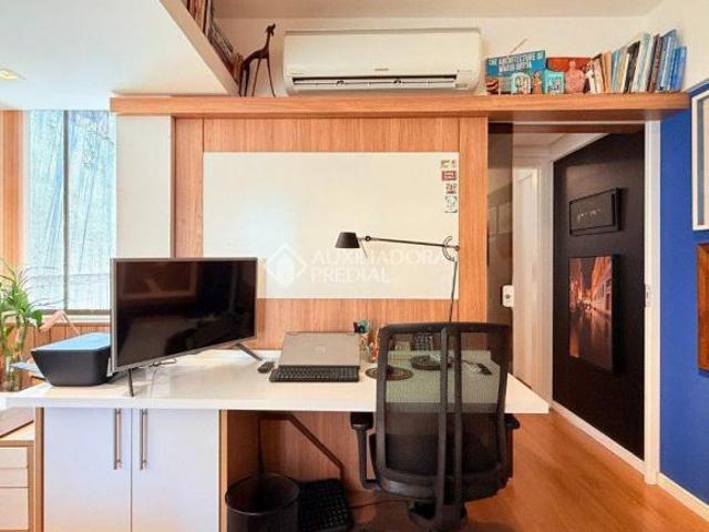 Apartamento reformado no bairro Bom Fim com um quarto e vaga de garagem