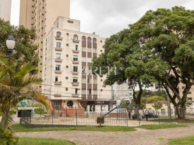 Apartamento reformado no Juvevê com 130m², suíte com closet e vista para praça exclusiva