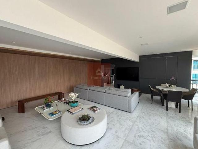Apartamento reformado no Paraíso com 223 m2 e 4 suítes