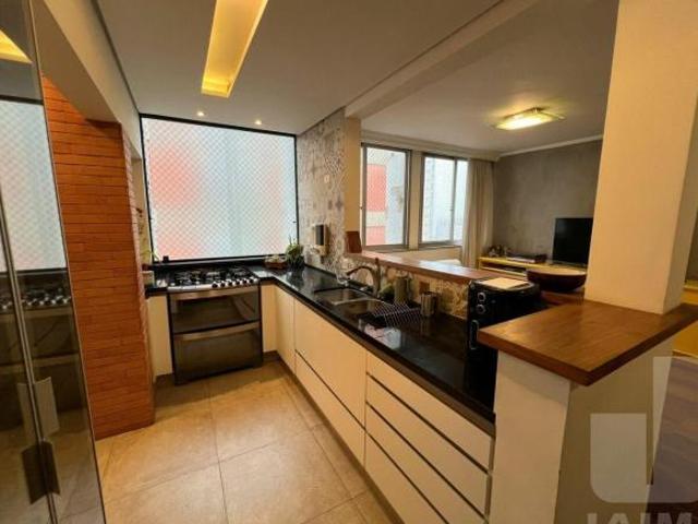 Apartamento reformado no último andar com 3 dormitórios, cozinha integrada e sol da manhã
