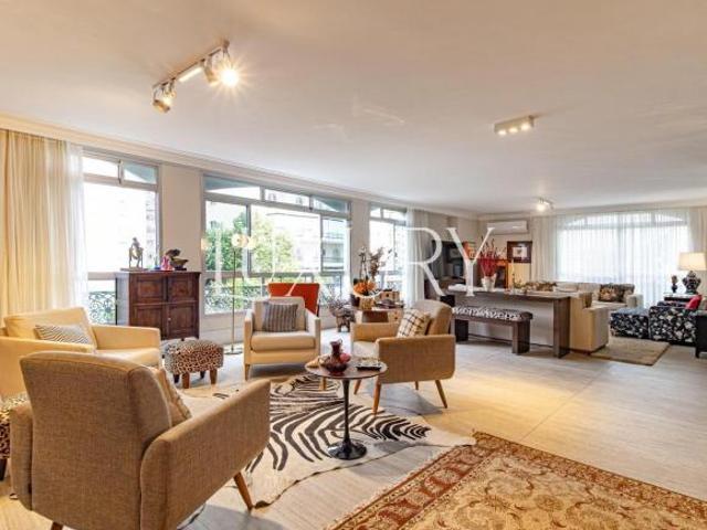 Apartamento reformado na parte plana do Jardim Paulista com 301 m² e 3 vagas