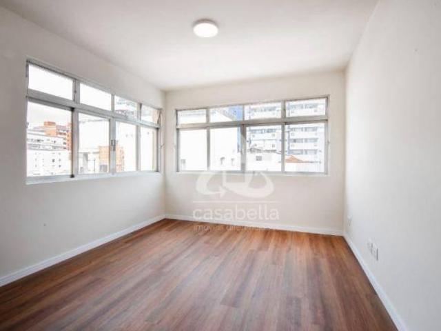 Apartamento reformado na quadra da praia — 3 dorms, suíte e vista livre!