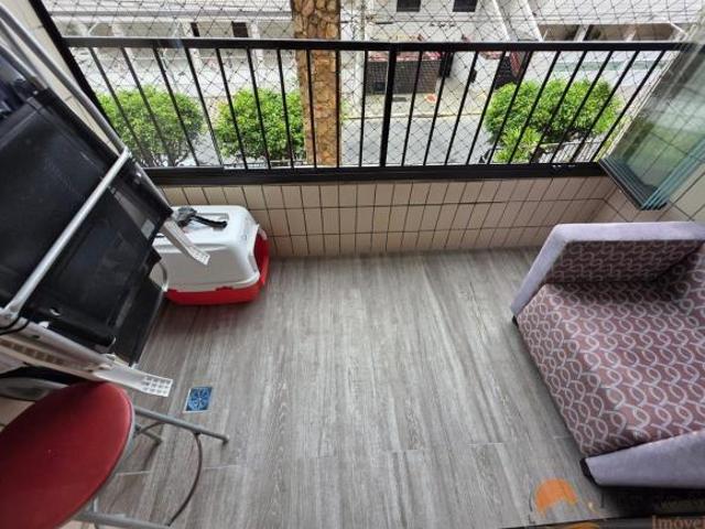 Apartamento Reformado na Vila Tupi – 2 Dormitórios, Porteira Fechada e a 150m da Praia