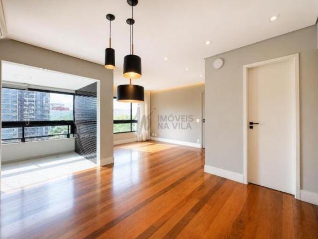 Apartamento reformado com três dormitórios na Vila Clementino, próximo do metrô e Parque Ibirapuera