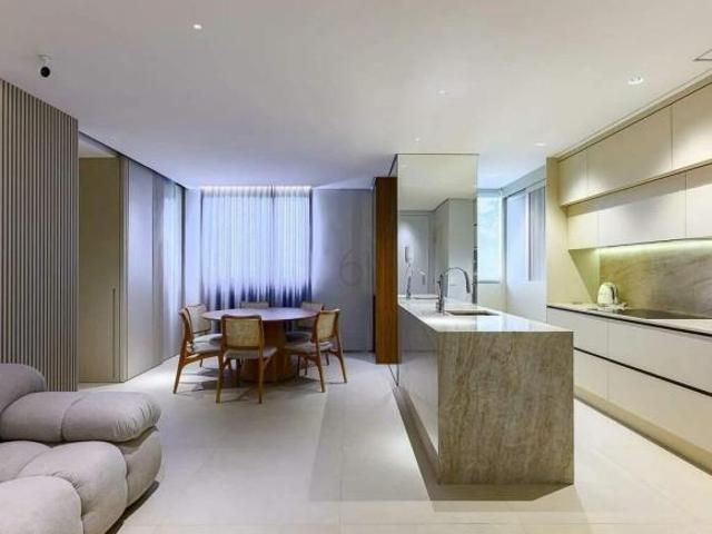 APARTAMENTO REFORMADO, NASCENTE, COM 2 QUARTOS 1 SUÍTE, 2 VAGAS E VISTA LIVRE À VENDA NA SQN 211!