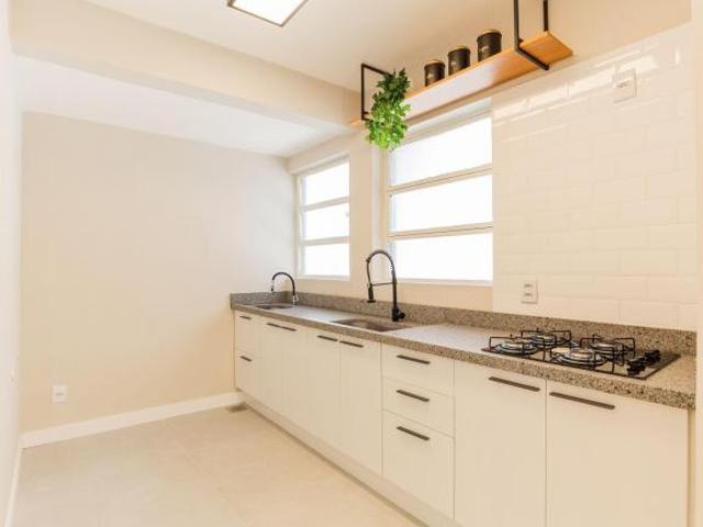 Apartamento Reformado Semi Mobiliado, com vaga no Bom Fim, Floresta, Rio Branco em Porto Alegre