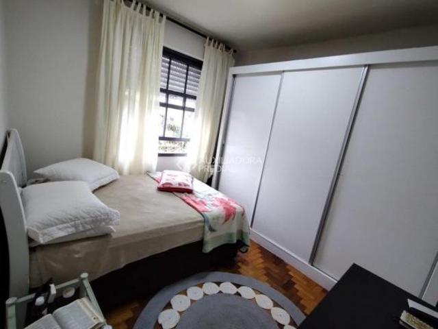 Apartamento reformado semi mobiliado e bem iluminado com 3 quartos, 1 banheiro