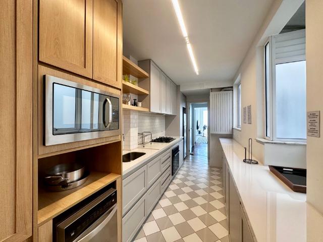 Apartamento reformado para alugar em Copacabana com vista mar