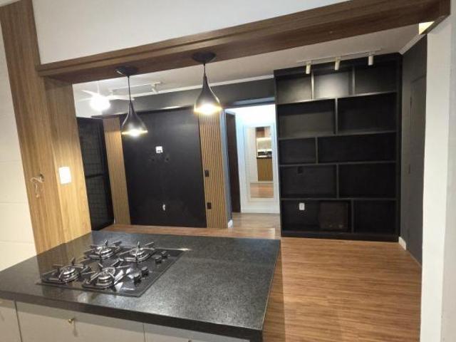 Apartamento reformado, um dormitório, próximo a praia